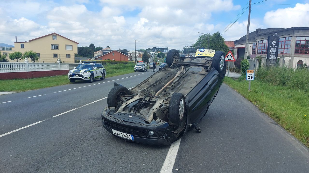 Tres heridos, un coche volcado y otro empotrado contra el cierre de una ...