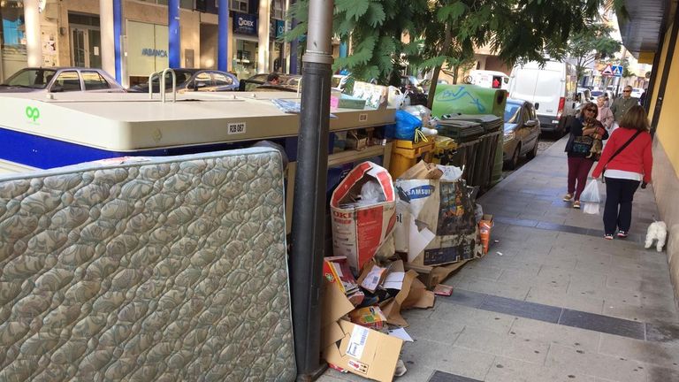 Multa de 750 a 1.500 euros por dejar una nevera vieja en la calle