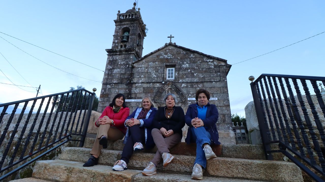 Las guardianas de la iglesia de Bealo: «Se o retablo non se restaura ...