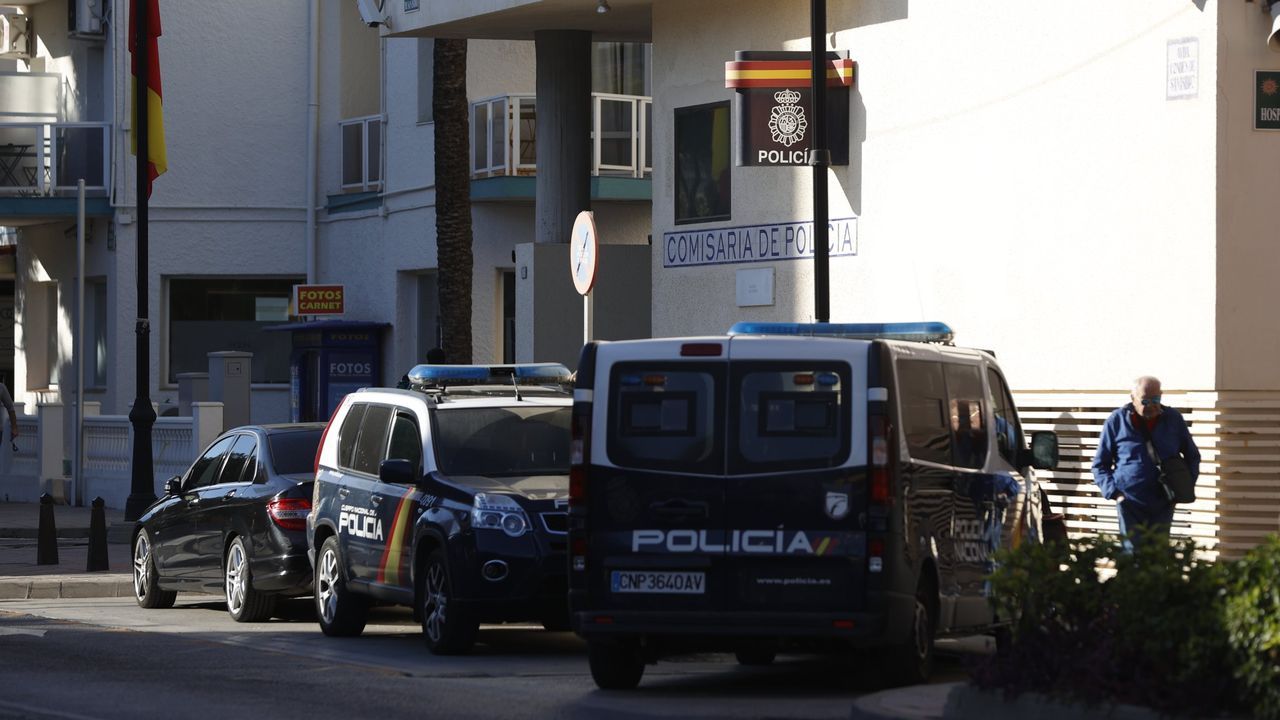 Hallan un cadáver sin cabeza y con un neopreno en una playa de Málaga