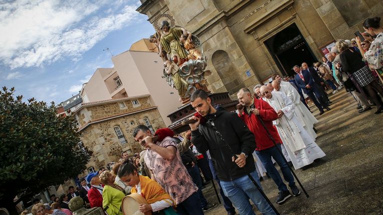 Santa Uxía se hace fuerte en Ribeira