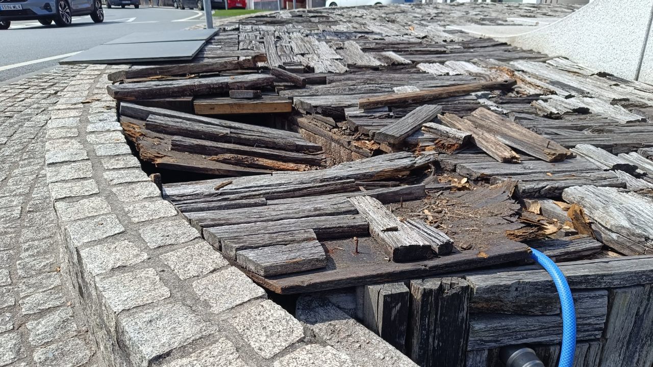 Santa Cruz, en Oleiros, amanece con mobiliario público destrozado tras su primera noche de fiestas