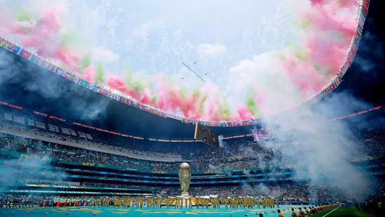 La ceremonia inaugural del Mundial esquiva las protestas con un ...
