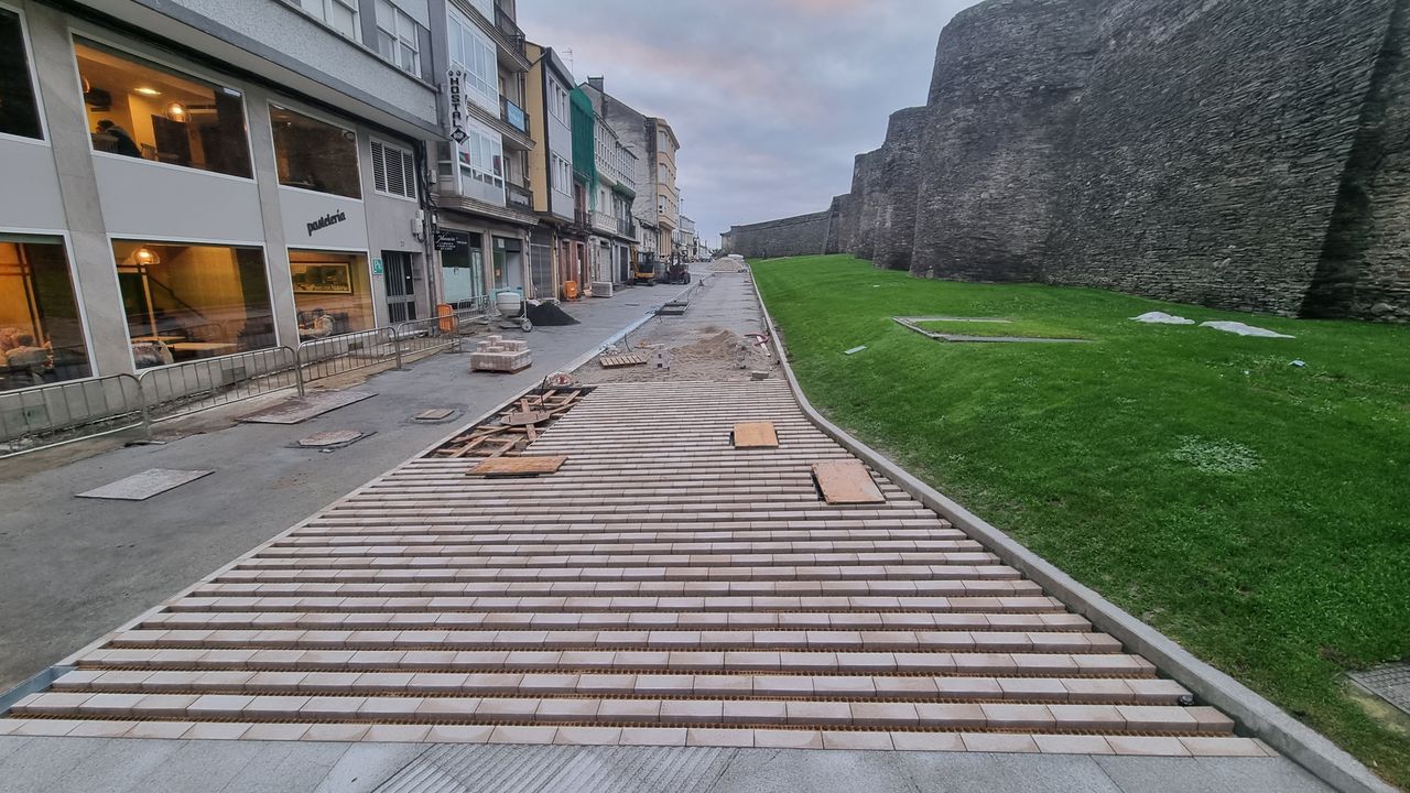 El novedoso pavimento de la Ronda da Muralla en A Mosqueira