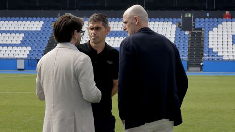 Massimo Benassi, Antonio Hidalgo y Fernando Soriano, en el estadio de Riazor