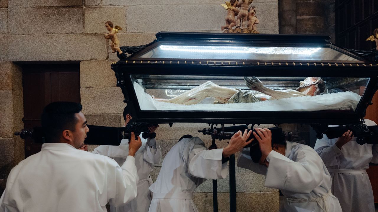 La procesión del Santo Entierro se realizó dentro de la catedral de Ourense