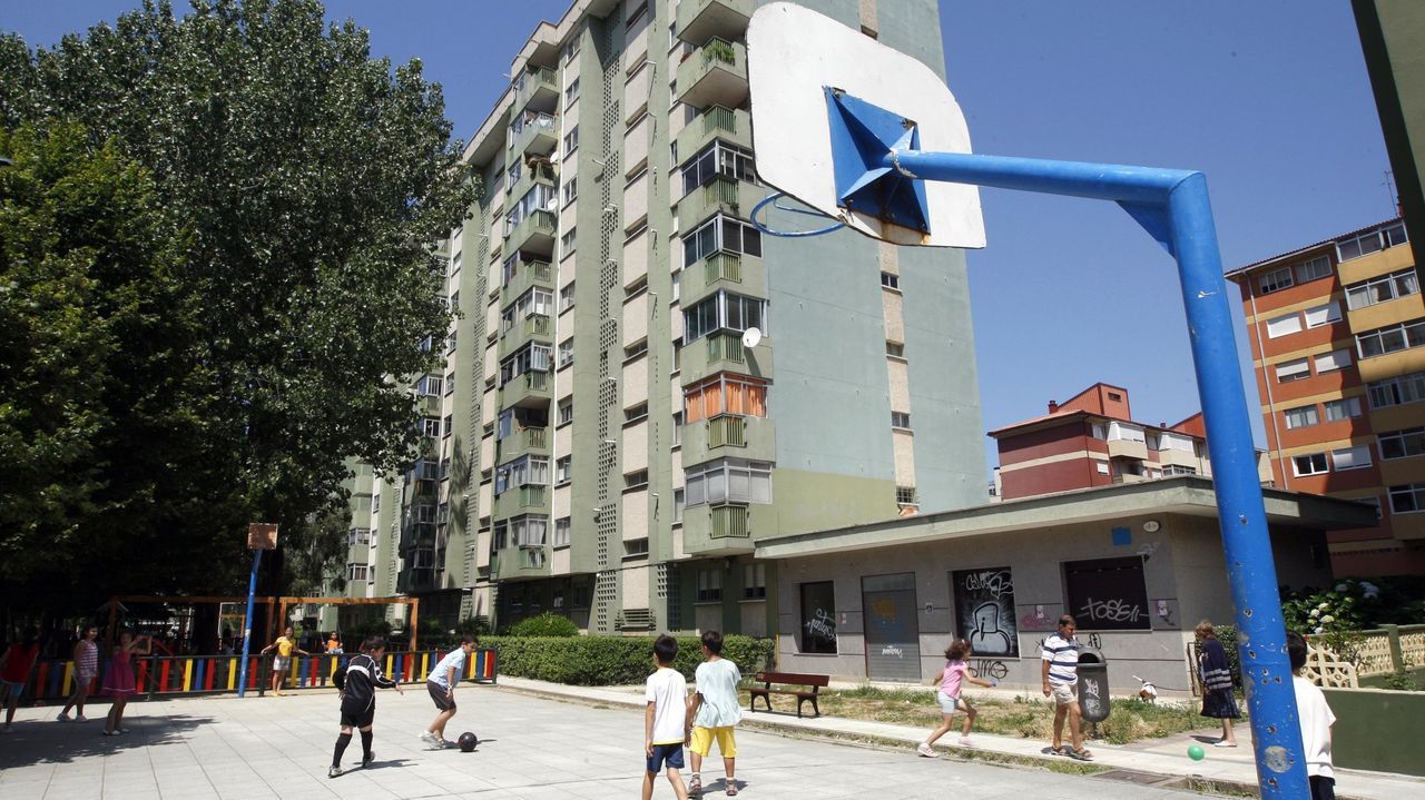 «Vigo: hay adolescentes colándose en campos de fútbol o pabellones ...