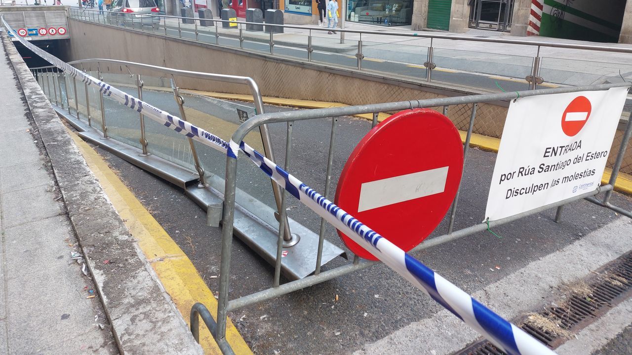 Los daños en el acceso al párking de la praza Roxa, en Santiago, rondan ...