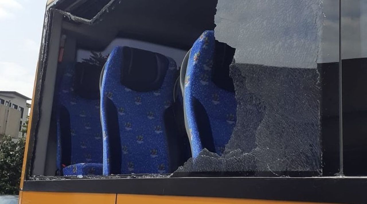 Un mozo sofre varios cortes ao chocar un autobús contra un sinal en Cee