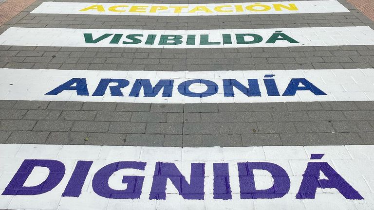 Asturia luce con orgullo la bandera del arcoíris