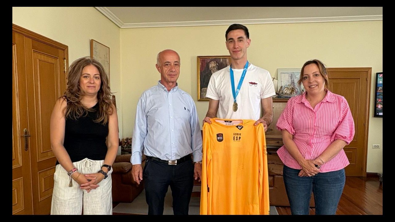 Vilanova homenaxea a Víctor Mariño antes da súa participación no ...