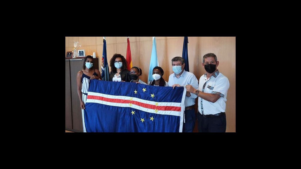 Burela recibe una bandera de Cabo Verde hecha a mano, que será ...