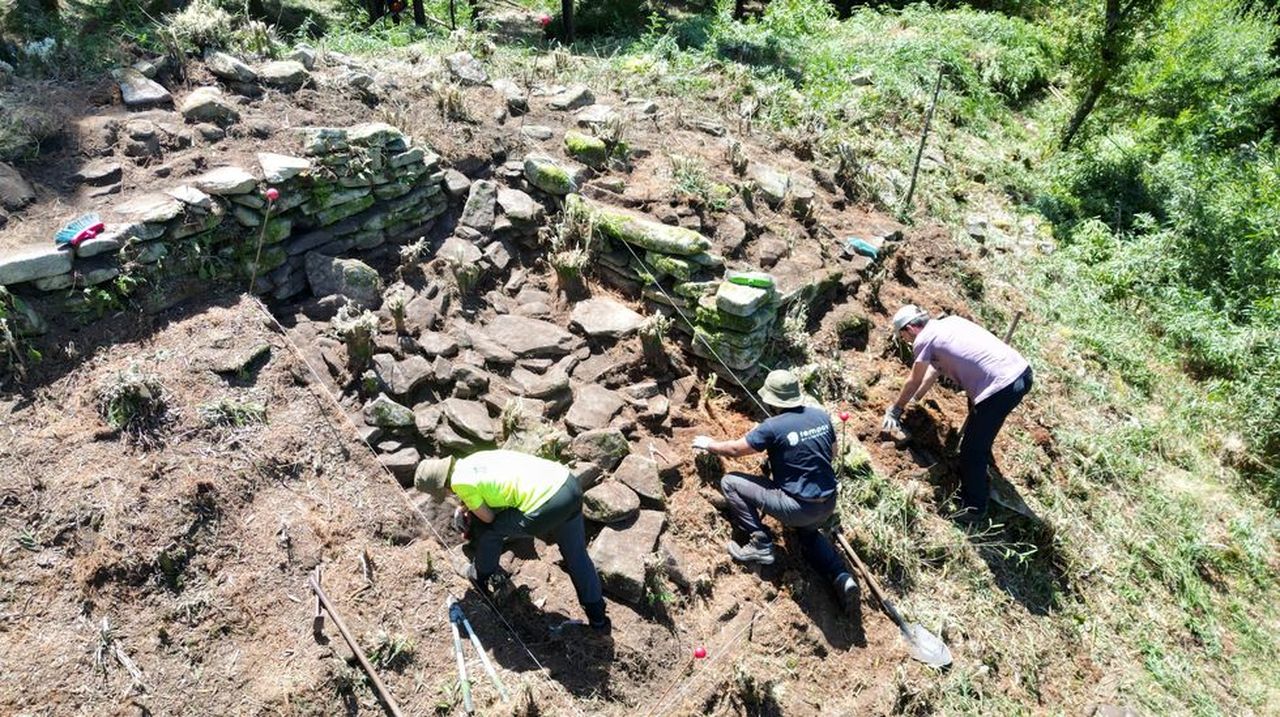 Padrón seguirá apoiando escavacións no monte Castro Valente