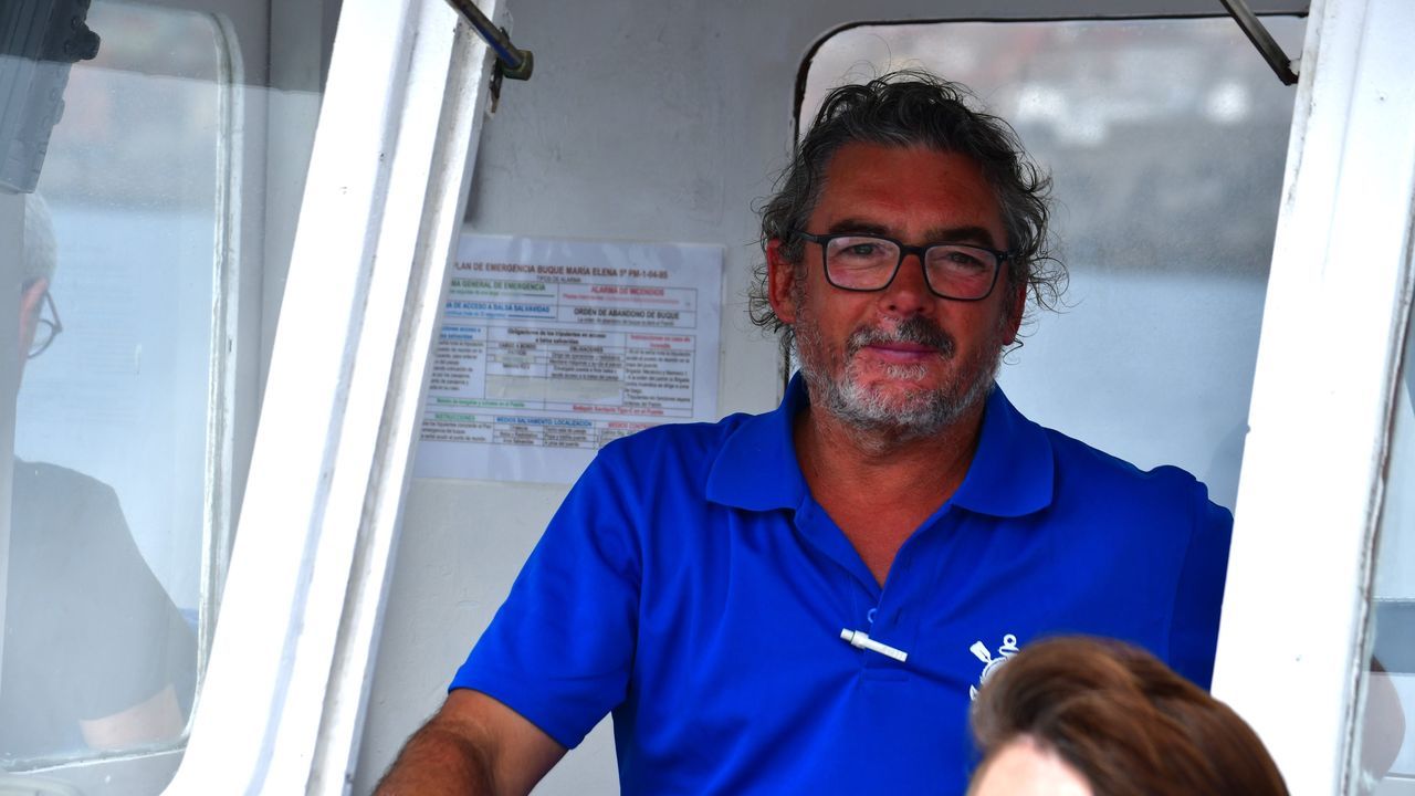 Izado de las banderas azules en las playas de Balarés, Ermida y Osmo