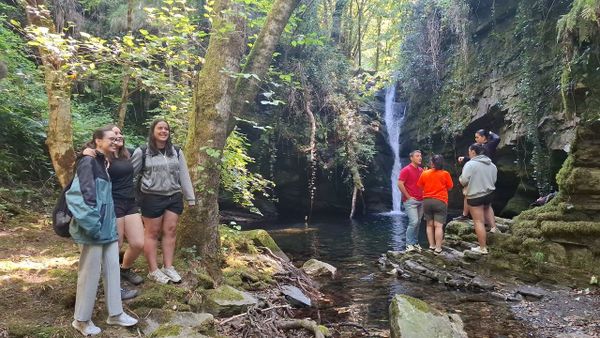 Participantes en el campo de trabajo al pie de la cascada del Pozo do Batán, en el río Ferreiriño