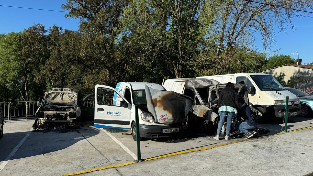 Un incendio calcina varios vehículos que estaban estacionados en el aparcamiento de un taller de ...