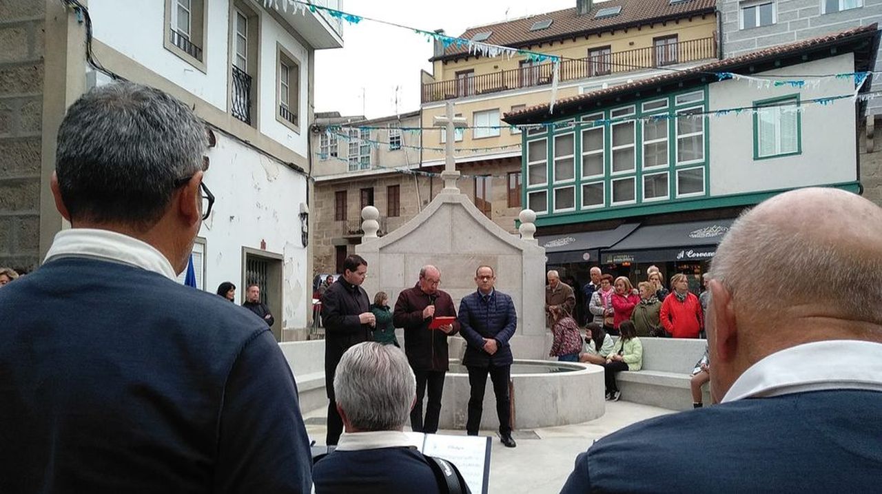 La plaza de Alcatruz de Maceda cuenta de nuevo con una fuente ornamental