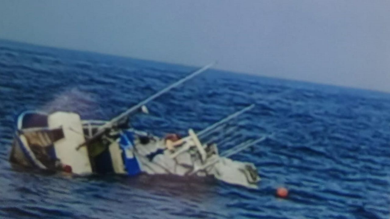 Rescatados los dos tripulantes del pesquero Pegal de Ribeira, que se hundió
