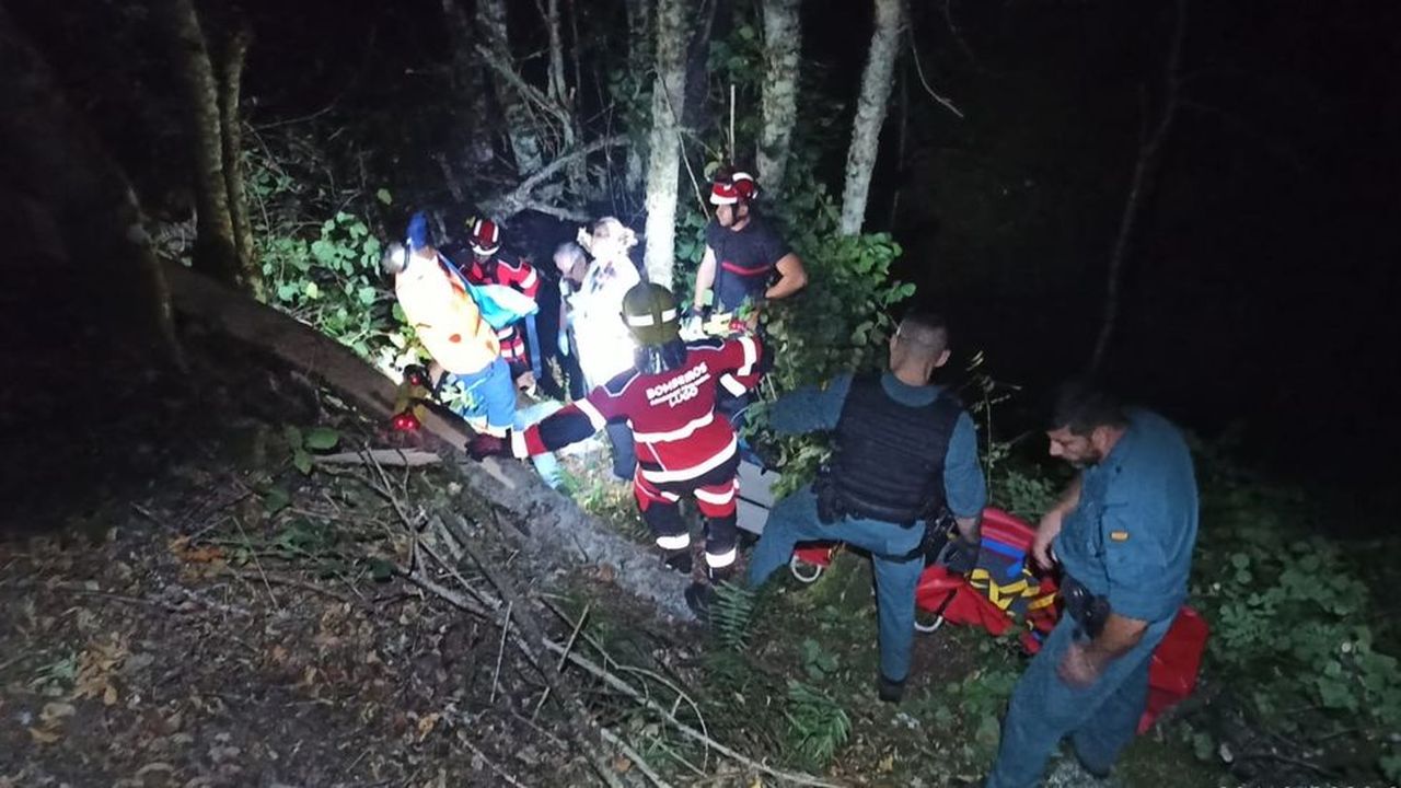 Complicado rescate de una persona atrapada bajo un árbol en un monte ...