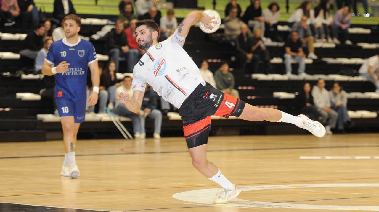El BM Lalín se diluyó tras el descanso para sucumbir ante el OAR (23-33)
