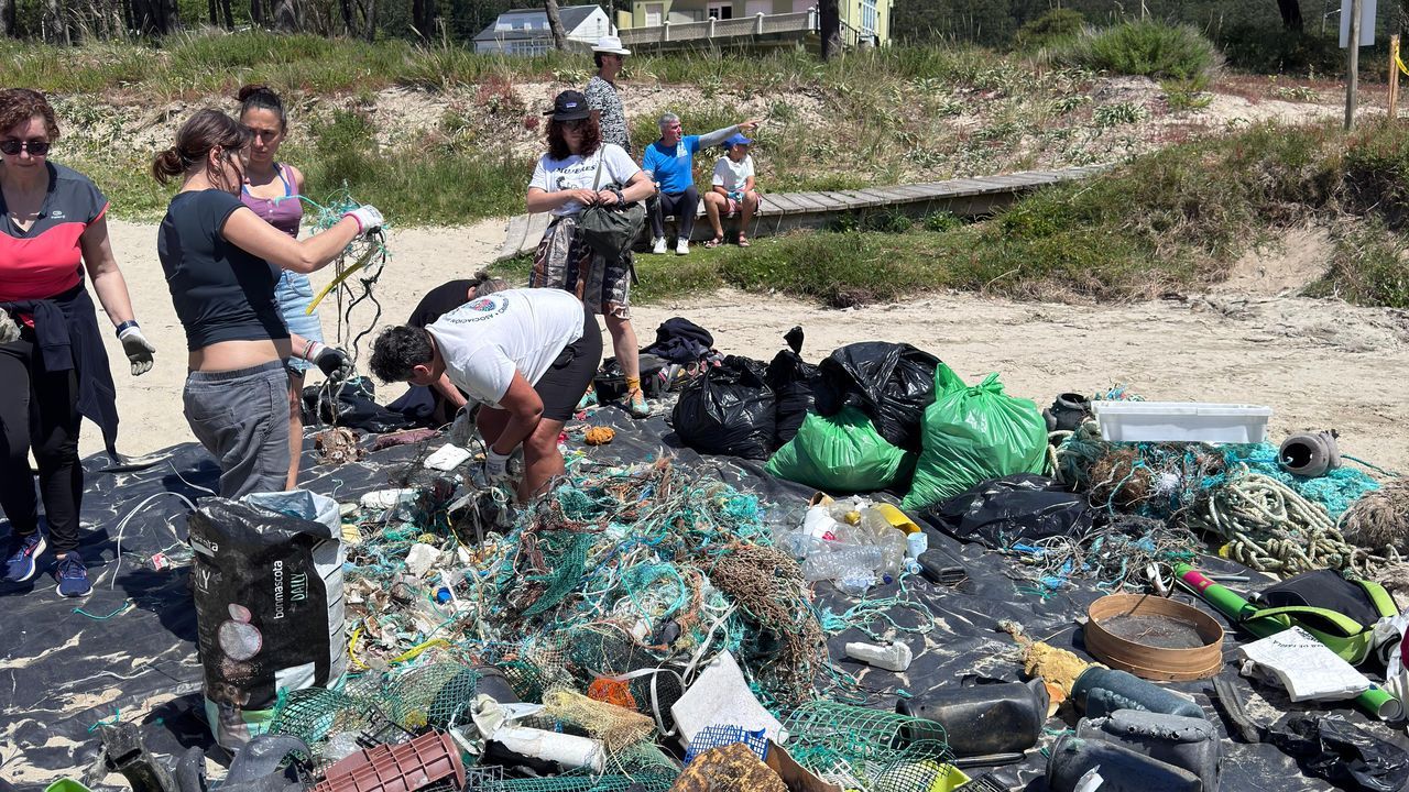 El colectivo Mar de Fábula limpia de nuevo la playa de Estorde, en Cee