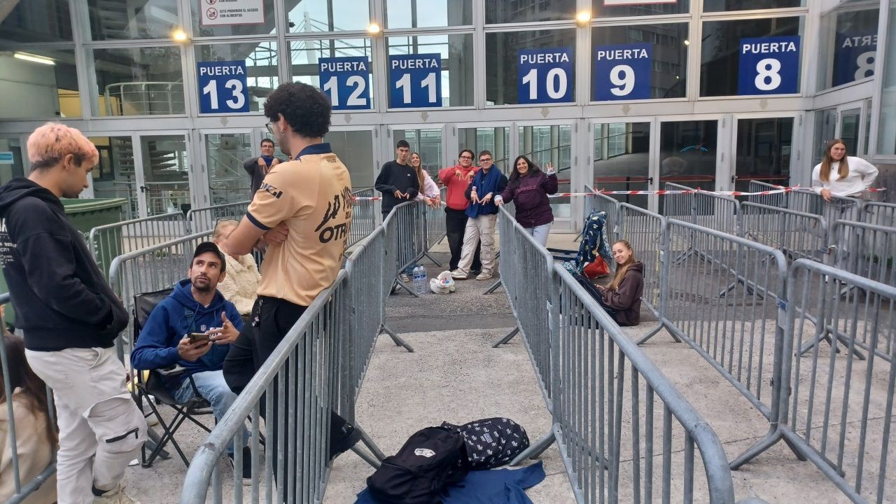 «Vine desde Cangas y llevo más de 24 horas esperando»: la fiebre por ...