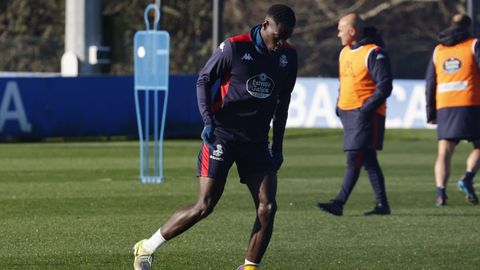 Mfulu, en un entrenamiento con el Deportivo.