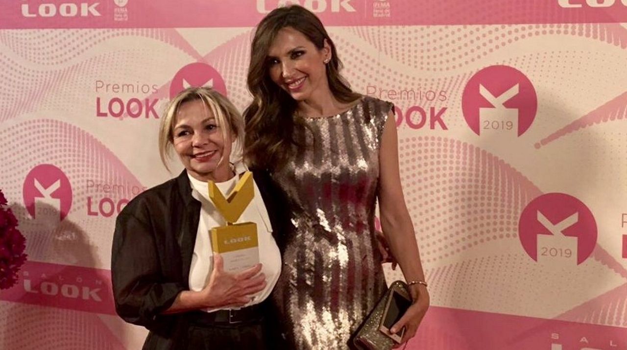 Loida recibe el premio a toda una vida