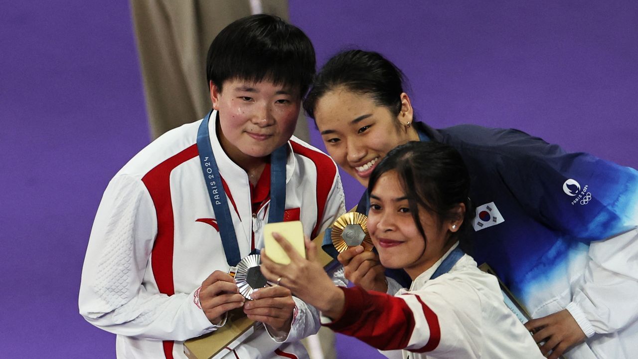 La china He Bing Jiao homenajea a Carolina Marín al recoger su medalla ...