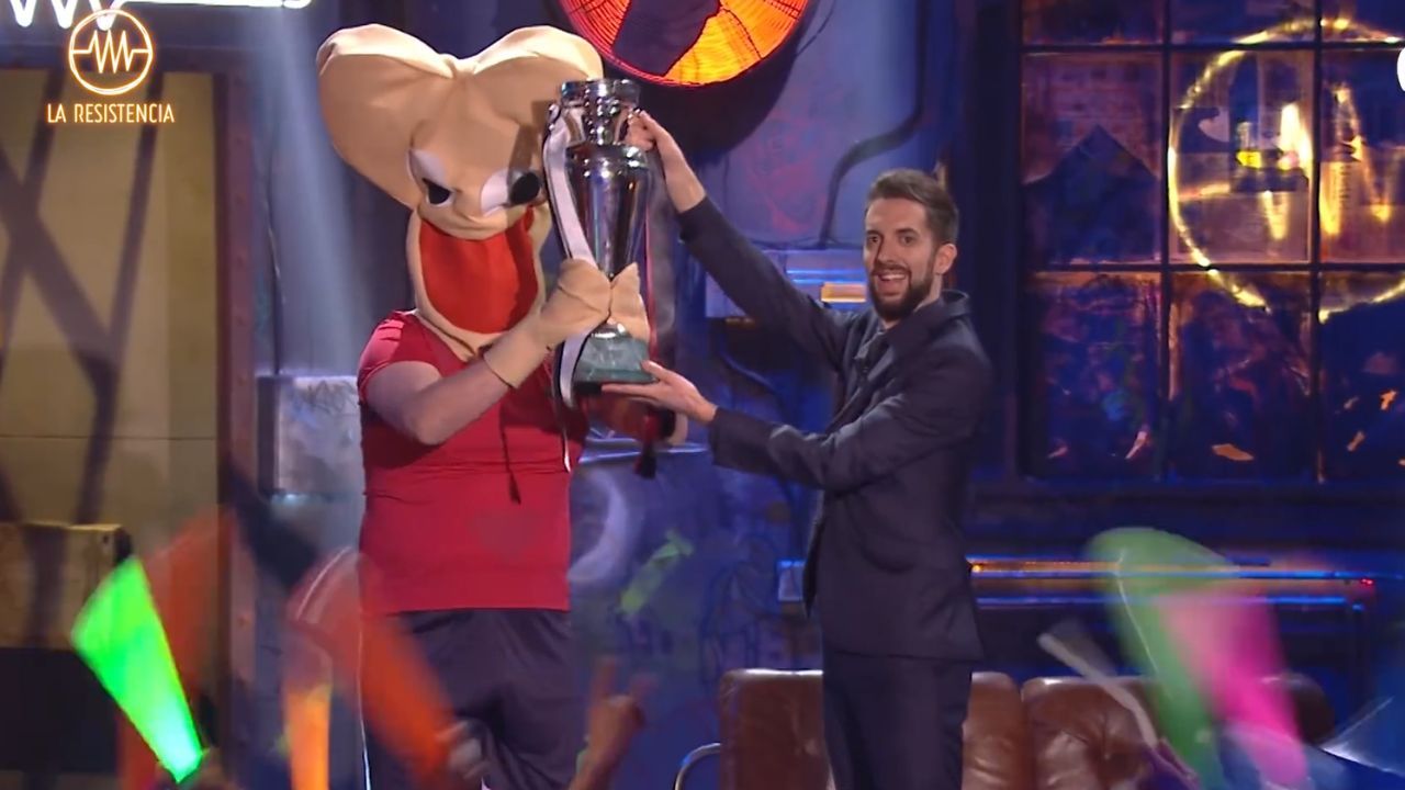 El idilio de David Broncano con Roelio, la mascota del Pontevedra CF ...