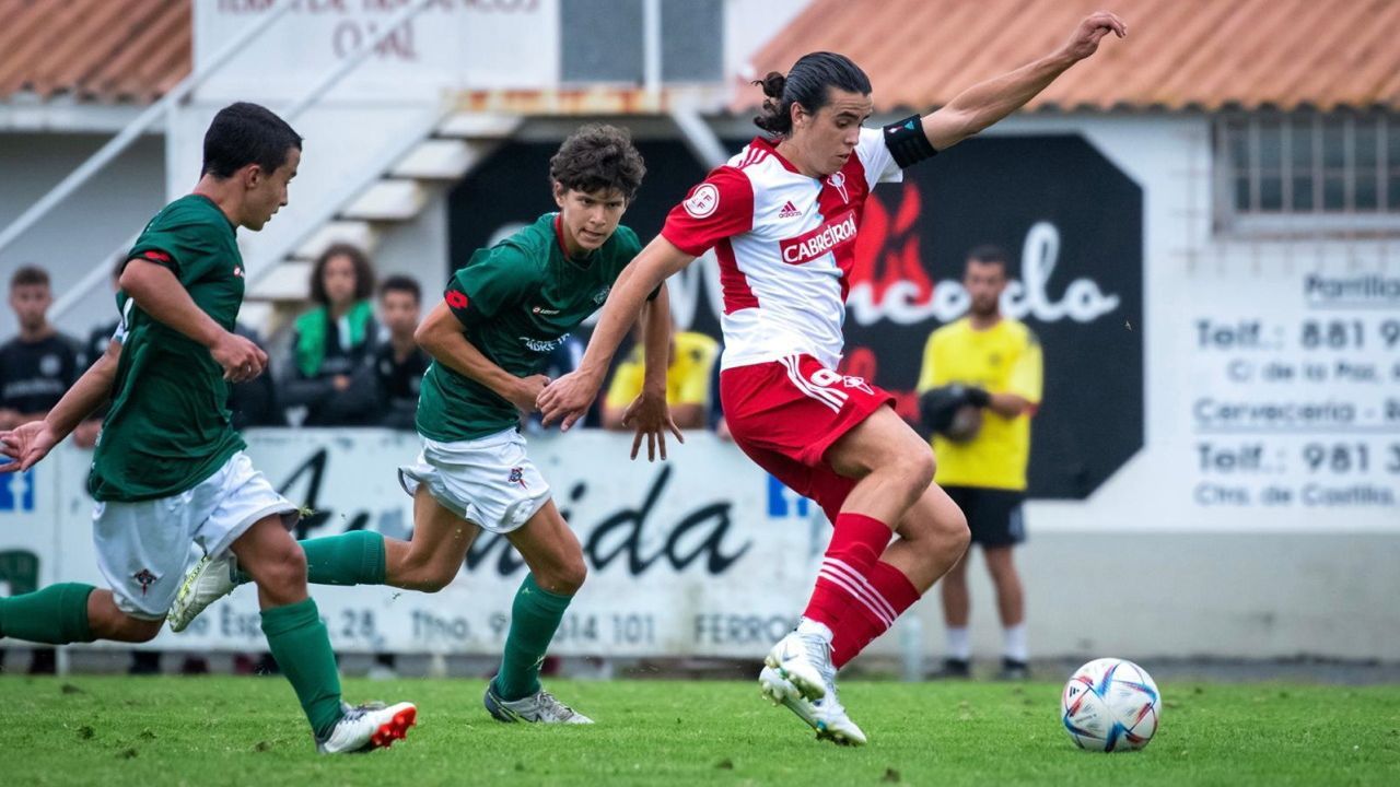 O Arousa pecha o seu cadro de xogadores co dianteiro centro Álex Compa