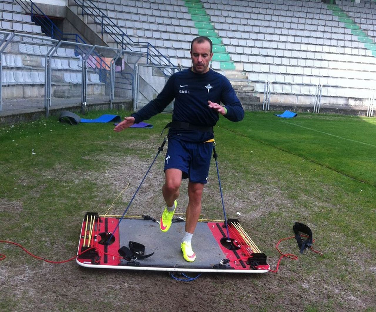 El defensa Jonathan Aspas sigue trabajando al margen del grupo