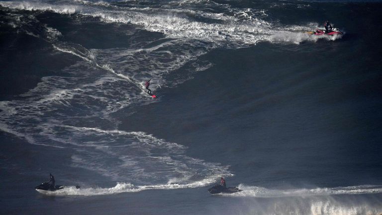 Hugo Vau surfea la ola más grande de la historia