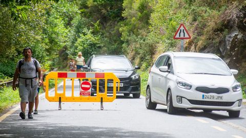 El acceso en coche a Caaveiro, en las Fragas do Eume, cortado desde ...