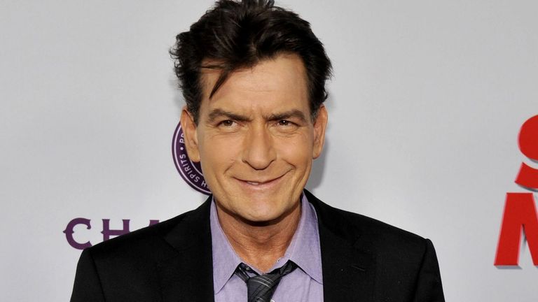 Las memorias de Charlie Sheen: la estrella que se apagó por el crack ...