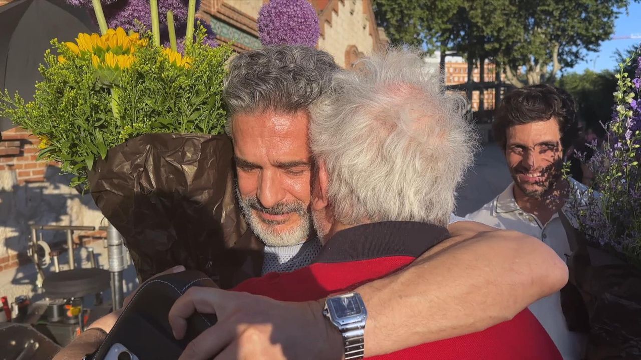 Almodóvar reparte flores y abrazos en el fin del rodaje de «Amarga Navidad»