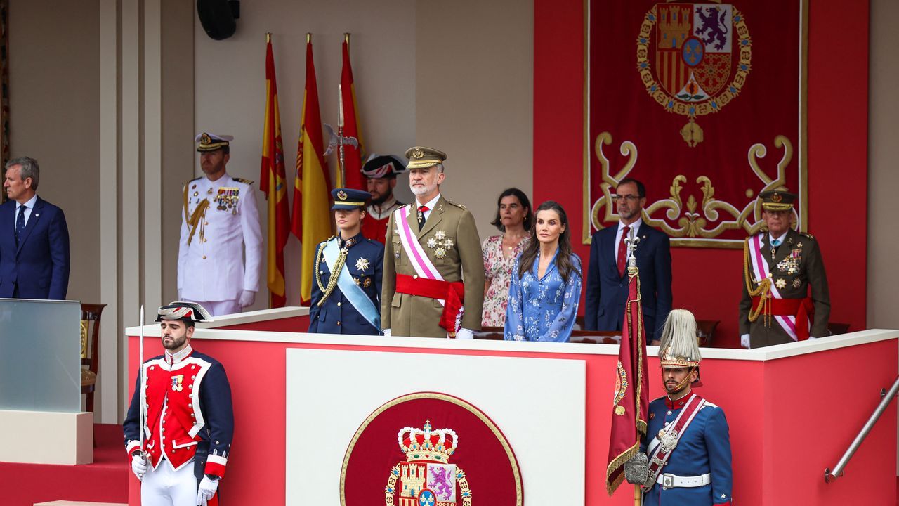 Vigo vibra en un accidentando desfile de las Fuerzas Armadas