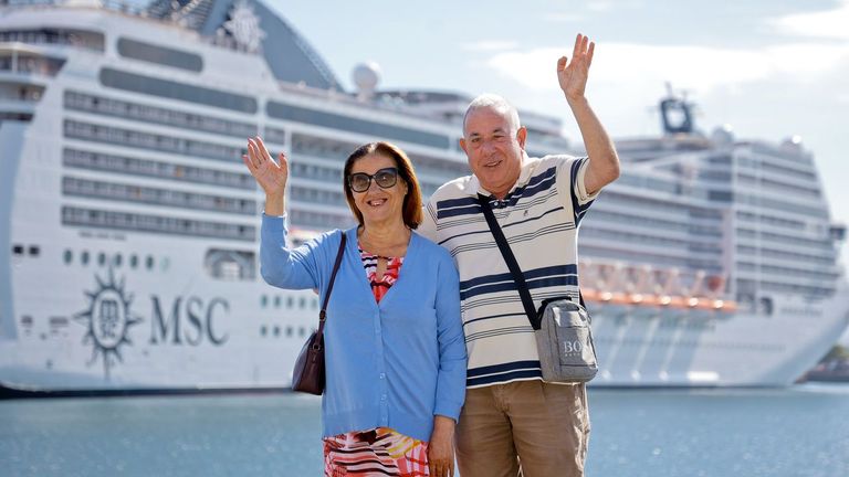 Pilar es ciega y Miguel ve poco: «Hemos dado dos veces la vuelta al ...