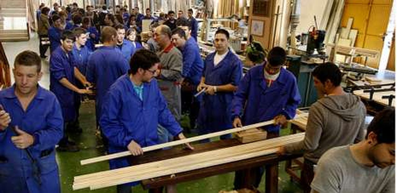 Alumnos del CIFP A Xunqueira aprenden carpintería hacinados