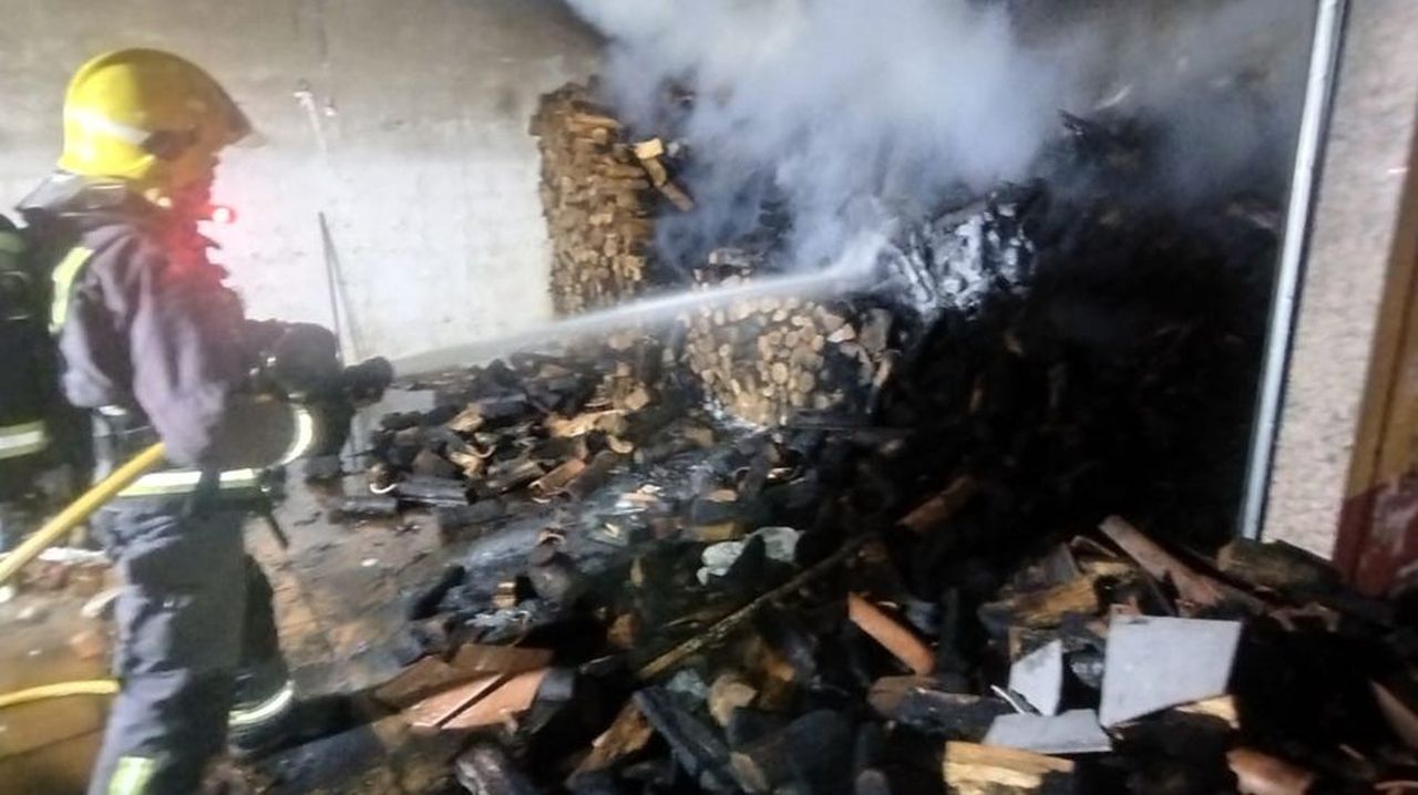 Un fuego destruye un garaje en el que se almacenaba una gran cantidad ...