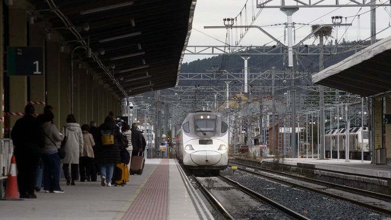 El temporal obliga a suspender de nuevo trenes a Ferrol, Ourense y Monforte