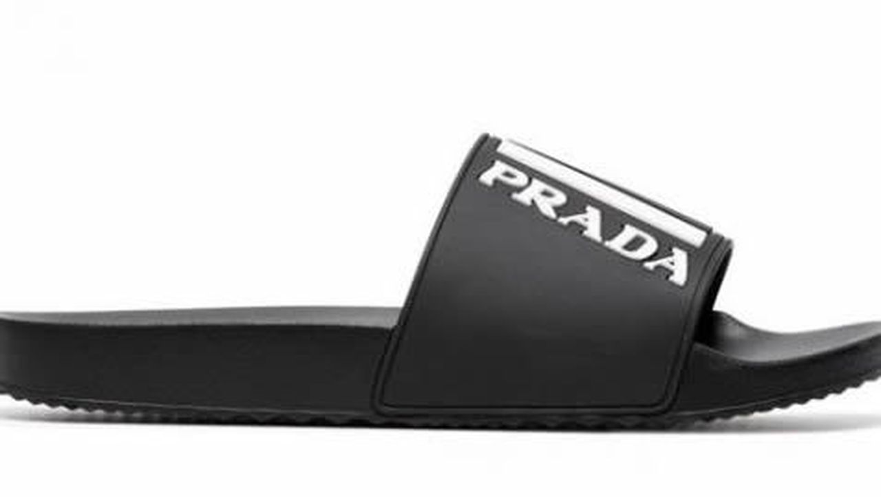 Las chanclas de marcas de lujo son tendencia este verano