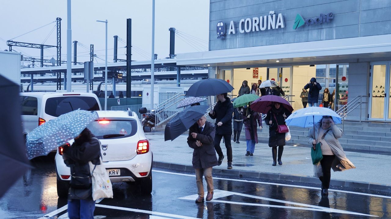 «Ni taxis, ni una marquesina para resguardarse de la lluvia»