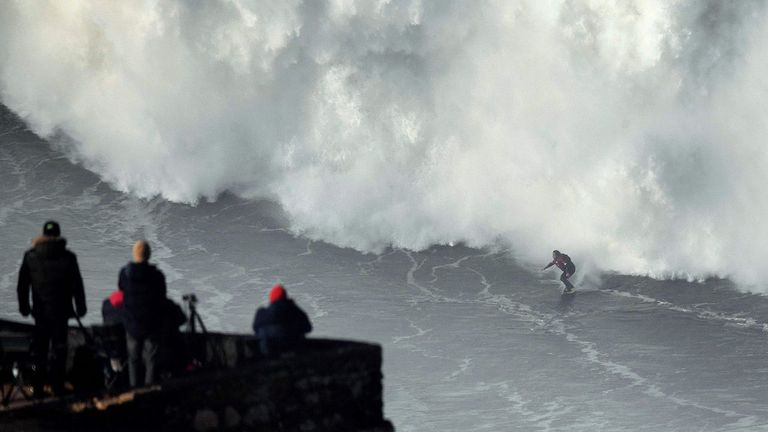 Hugo Vau surfea la ola más grande de la historia