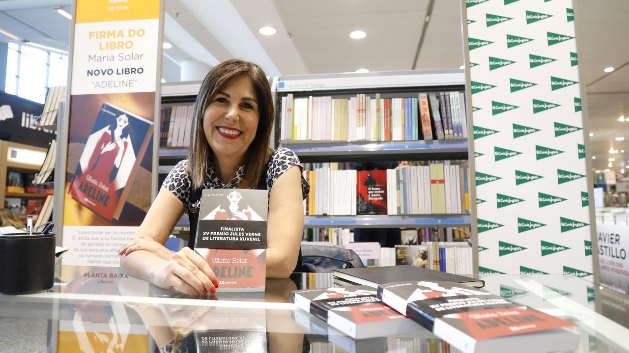 María Solar firma ejemplares en El Corte Inglés compostelano