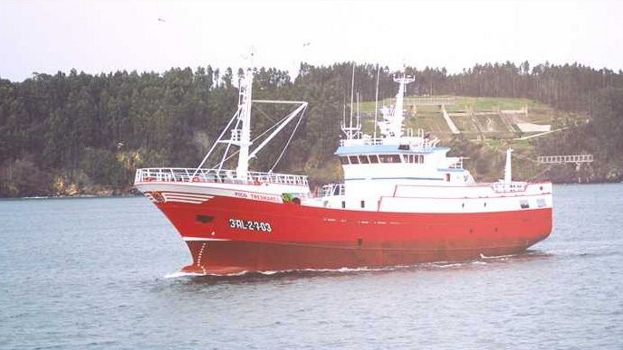 A salvo los 19 tripulantes de un barco gallego que se hundió tras ...