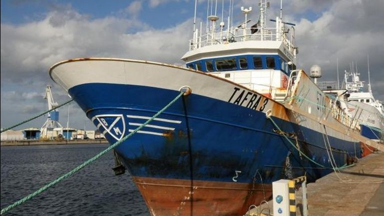 El Tafra 3, con dos gallegos que están a salvo, viraba el aparejo ...