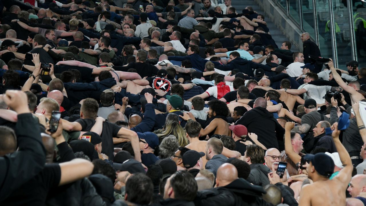 Los ultras del Ajax viajaron a Turín con machetes, cuchillos, antorchas ...