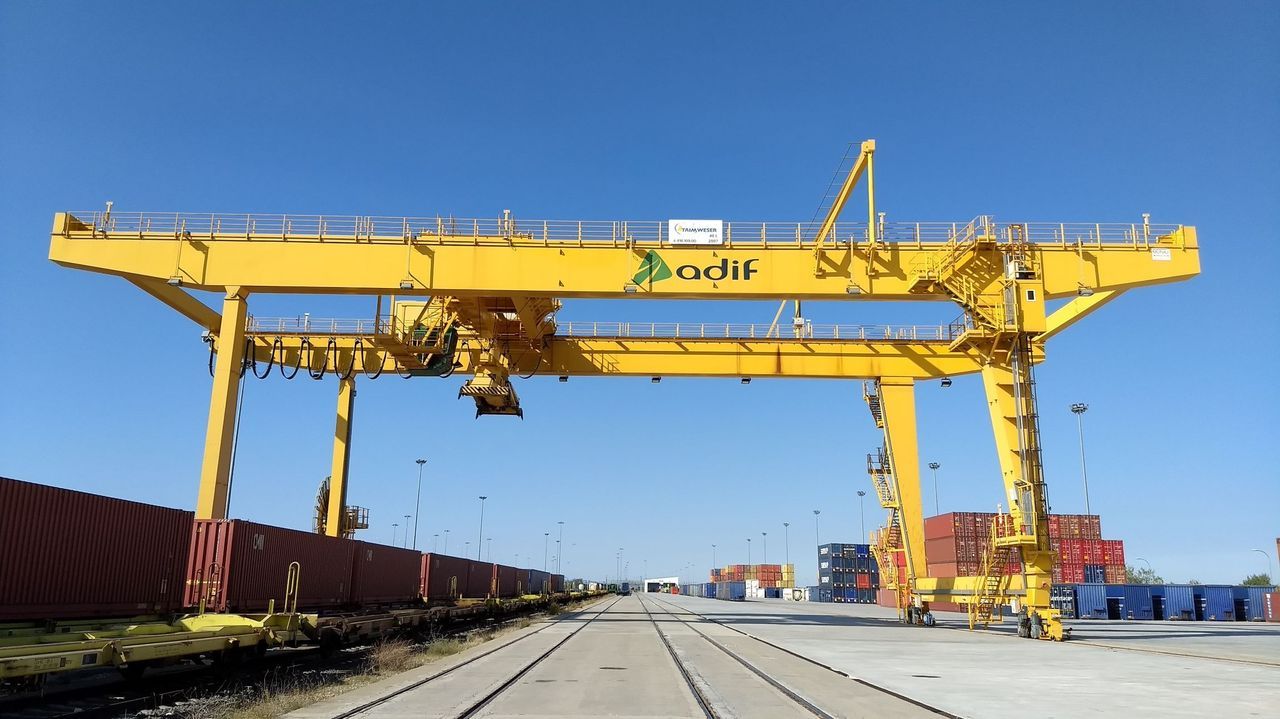 Más de 21.000 personas se presentan a los exámenes de Adif para acceder ...