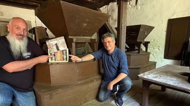 Toupiña muele en O Corgo la cebada y el trigo de su cerveza artesana